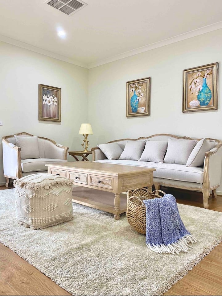 Beautiful  Europeanstyle House - Point Cook
