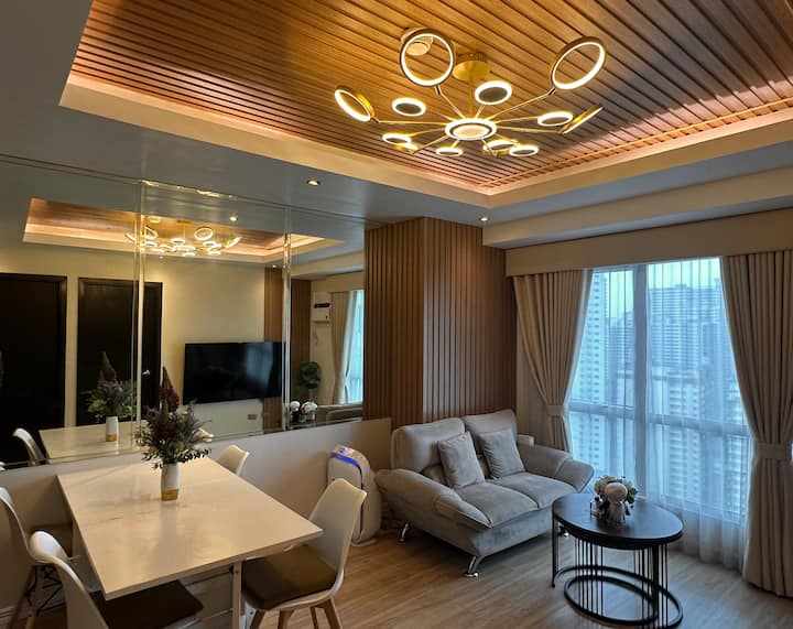 Amazing Sunrise View 2 Br, 65" Tv, Disnep+ & Max - Makati