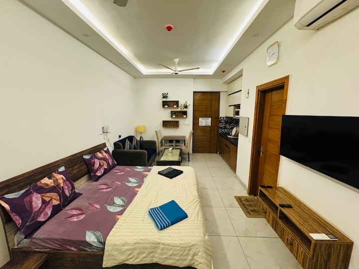 Regal Apartments/7th Avenue/wifi/stylish Amenities - Noida