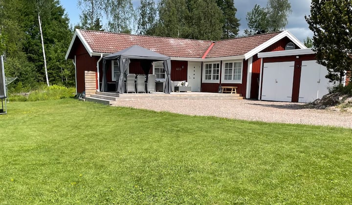 Mysigt Hus Med Närhet Till Sjön Västra ÖRten. - Sweden