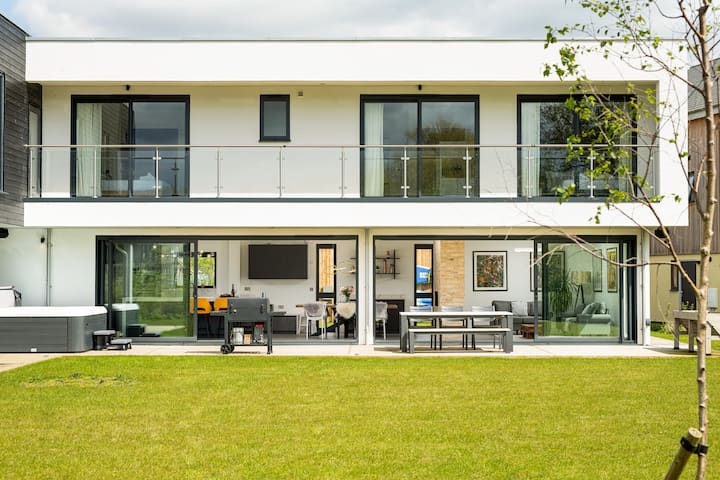 Peninsula - Somerford Keynes