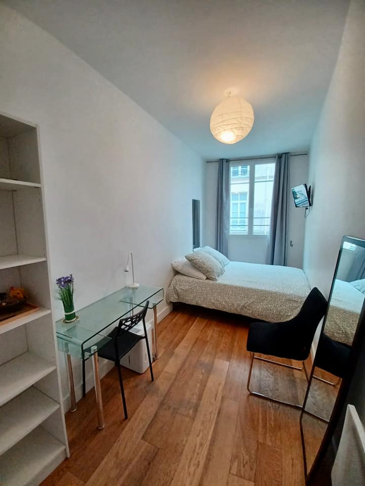 Joli Petit Nid Dans Le Centre De Paris - Paris