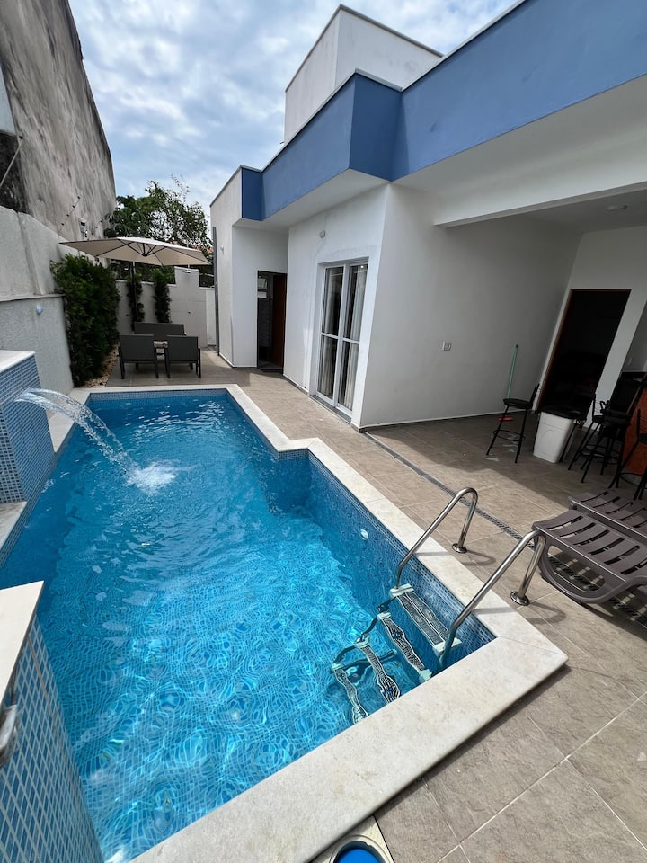Casa Com Piscina E Ar-condicionado A 700m Da Praia - Peruíbe