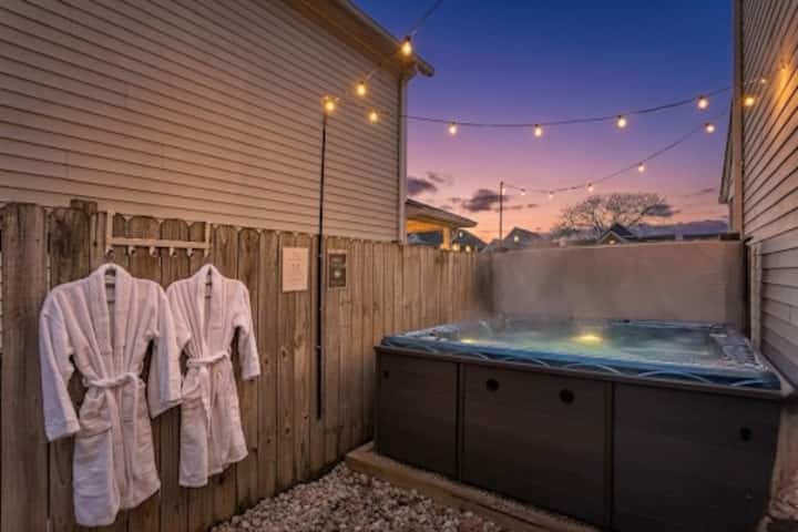 Hot Tub + Walk To Lucas Oil | Pet Friendly - Indianapolis, IN