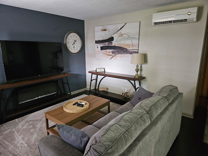 26 2 Queen Beds - 1 Bath- 2nd Floor- Pet Friendly - Louisville, KY