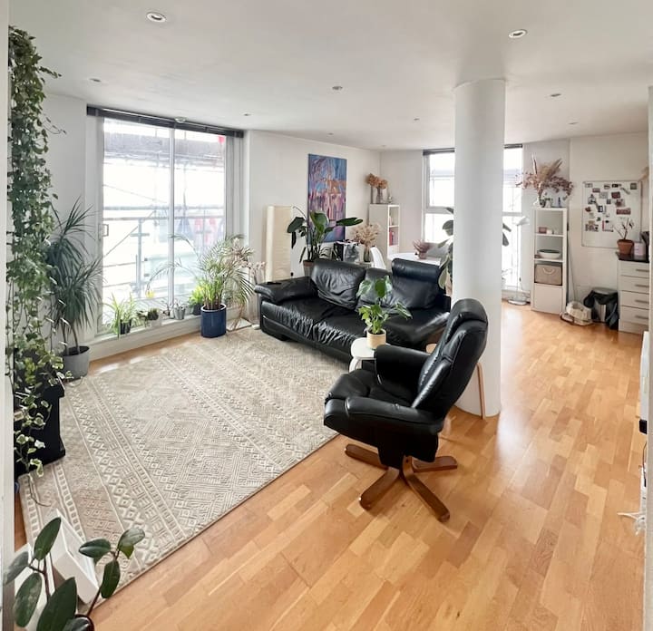 Spacious Victoria Park Flat - London
