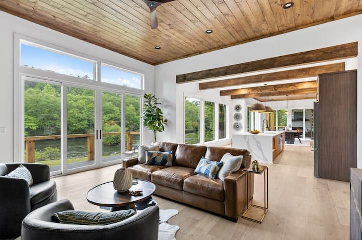 Riverfront L Modern Luxury L Hot Tub - Blue Ridge, GA