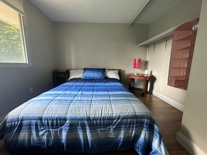 Mid Sized Room! - Kingston, Canada