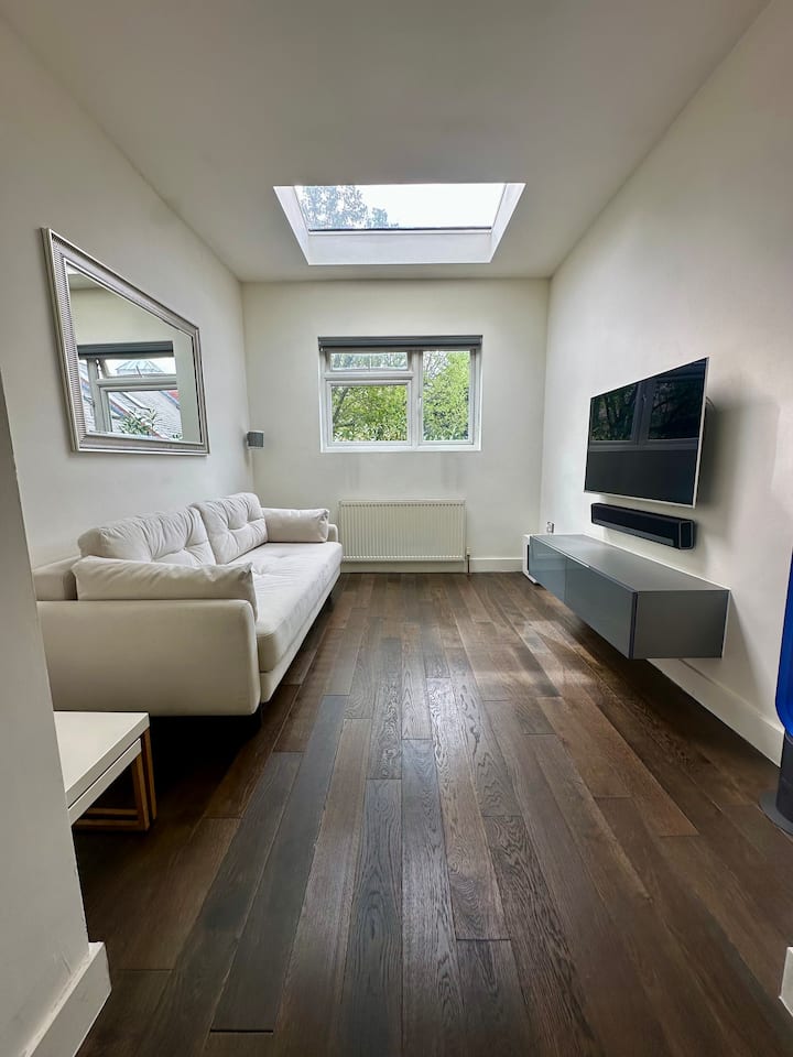 A Delightful One Bedroom Duplex - London