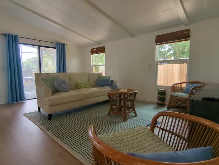 Renovated Cottage Near Port. Air Hockey + Games - Cocoa, FL