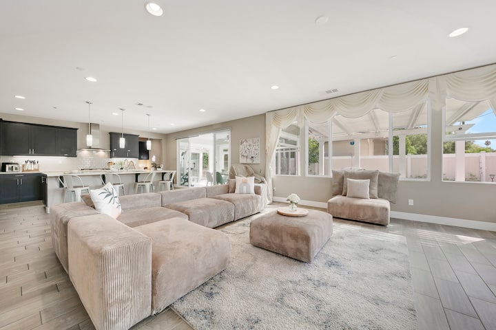 Disney Retreat W/ Theater & Hottub, Sleeps 20+ - Anaheim