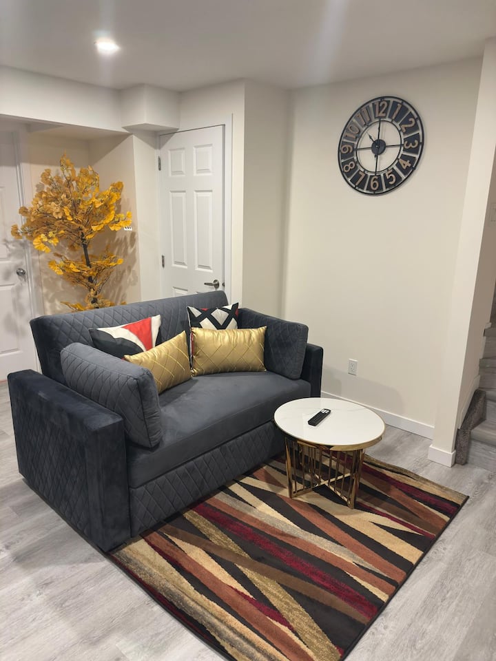 1 Bedroom Basement Suite* King Bed* West Edmonton - Spruce Grove