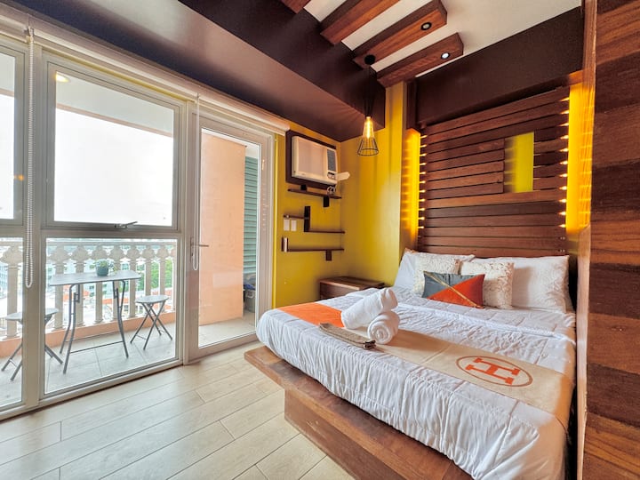 Venice Grand Canal View: Log Cabin Themed Condo - Taguig