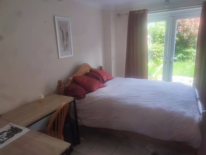 Small Private Quiet Living - Northwich