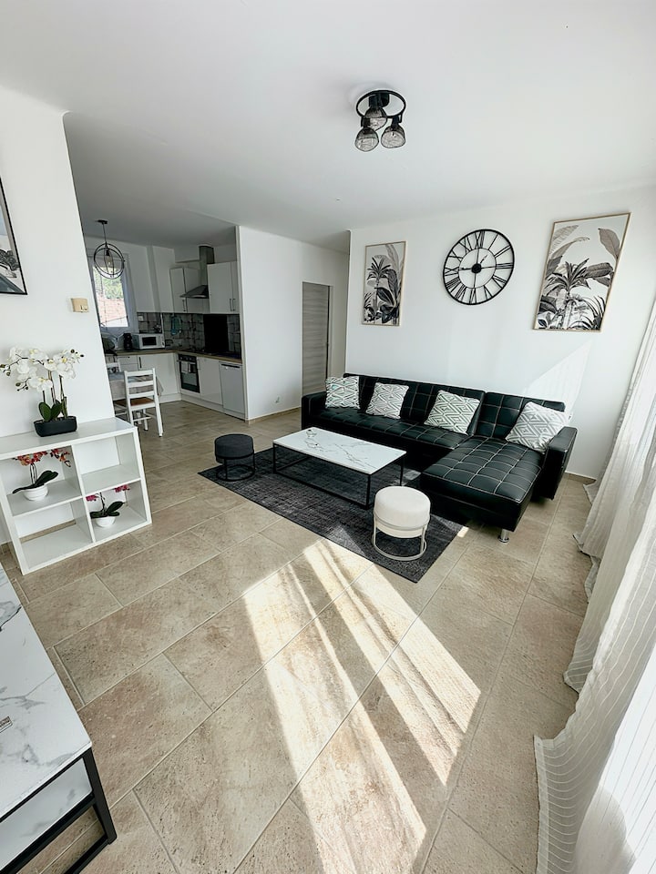 Maison Haut De Villa Avec Jardin - ibis Manosque Cadarache