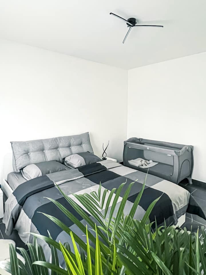 Modern 2br • 4 Beds • Fast Wi-fi • Parking On-site - Luxemburgo