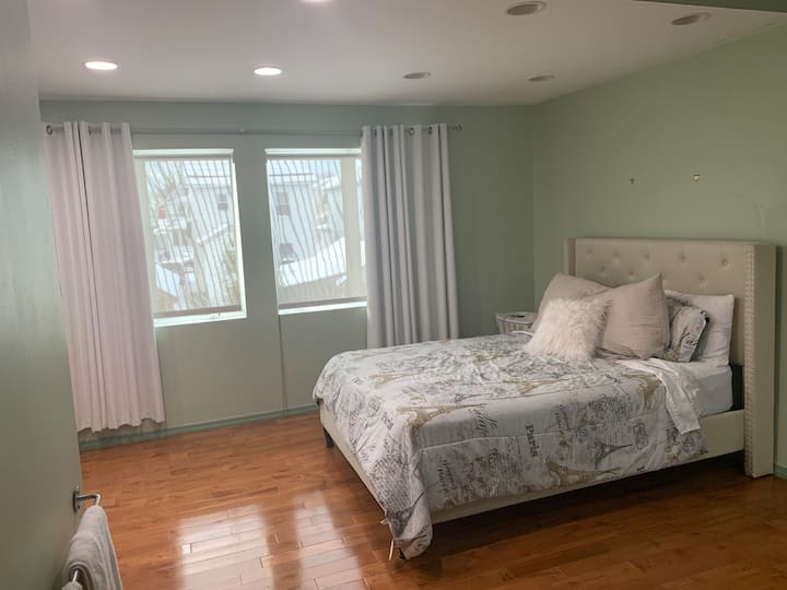 Gigantic Room - Valley Stream, NY