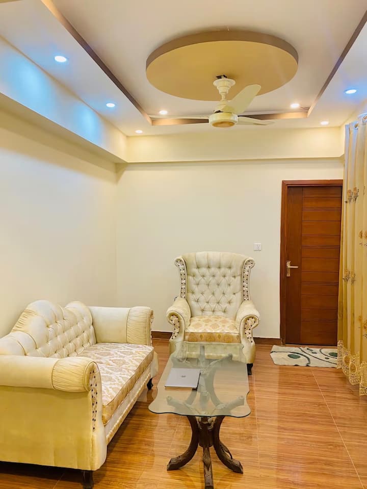 2br– Cozy, Bright & Well- Connected Near Downtown - Karachi
