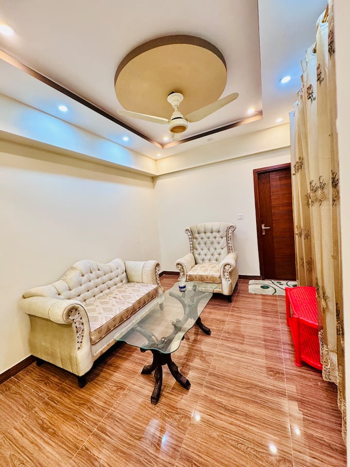 2br– Cozy, Bright & Well- Connected Near Downtown - Karachi