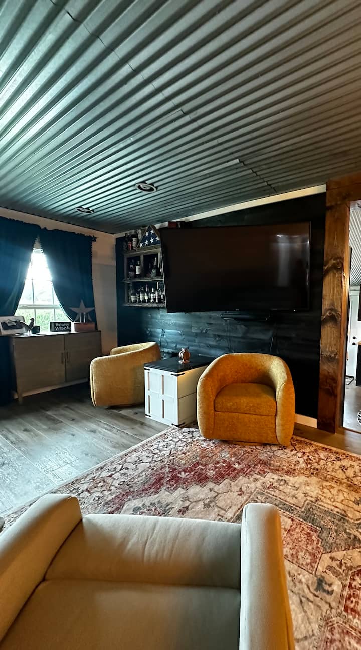 The Hickory Chicken - Hot Tub & Chefs Kitchen - Columbus Belmont State Park, Columbus