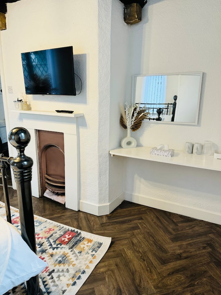 Former Famous Fred Dibnahs Old Cottage - イギリス ボルトン