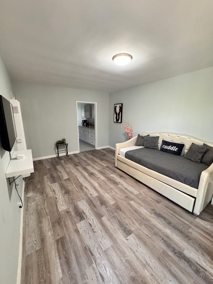 Burbank Apt - Burbank, CA