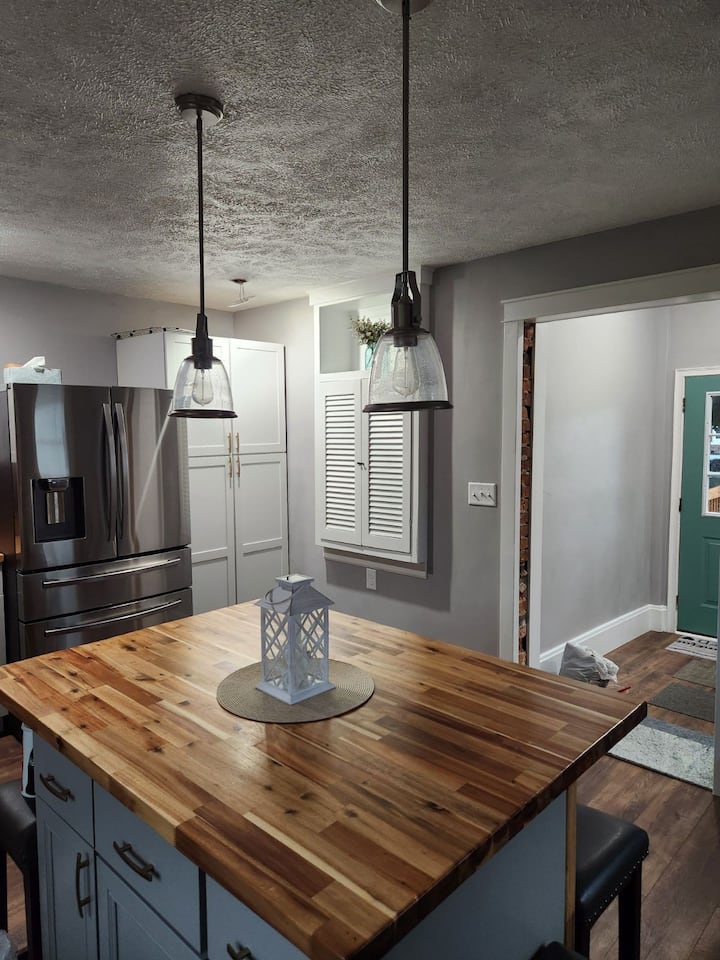 "The Vicky" A Warm Spacious 6-bedroom Home - Springfield, IL
