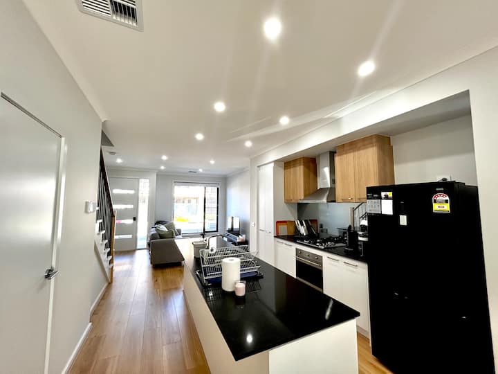 Contemporary Townhouse Close To Shops And Lake - Adelaide