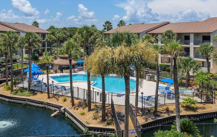 Oceanfront 2br/2ba Condo Pool & Beach Access - St. Augustine Beach, FL