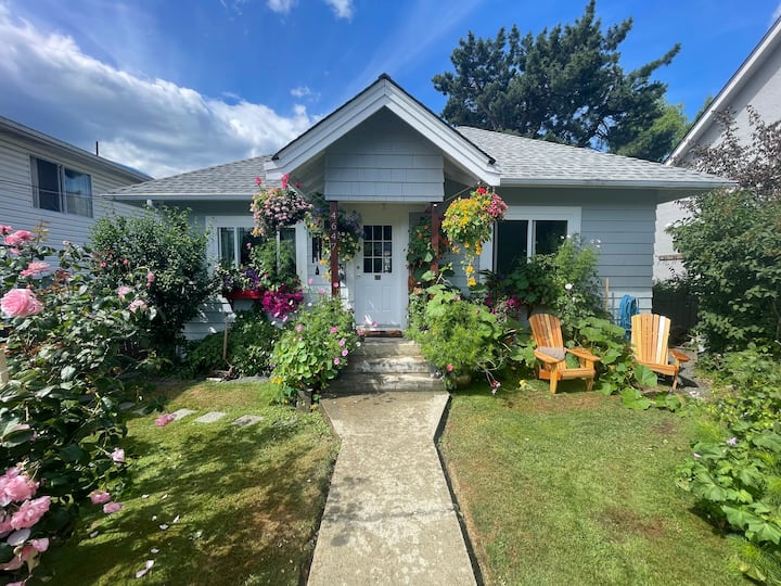 Cozy & Bright Garden View Guest Room In 1930s Home - Port Alberni