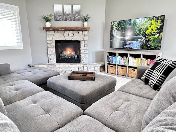 Open Concept | Winter Getaway | Hot Tub| Ping Pong - Blaine, MN