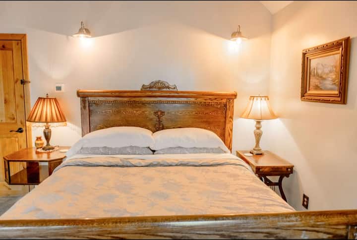 Root-stone Lodge: Sirius - Idyllwild-Pine Cove, CA