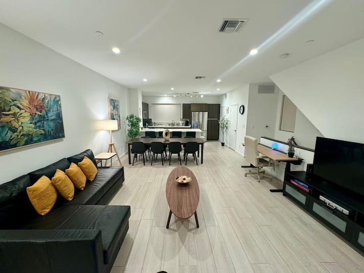 Your Home Away From Home In The Village - Fort Lauderdale, FL