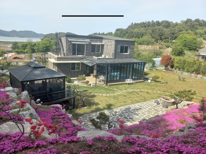 솔하임(소나무숲속의 2층 단독 전원주택) - 태안군