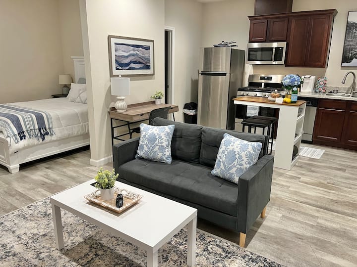 Beautiful Studio In Nice Area- Close To Everything - Redding, CA