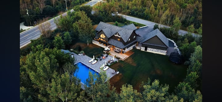 Private Custom Home With An Oasis Backyard - Collingwood