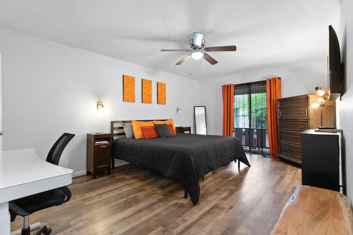Charming Uptown/galleria Area Condo - Bellaire, TX