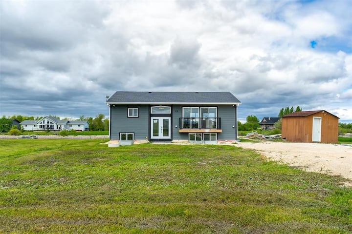 New Waterfront- 5 Bedroom Home - Gimli