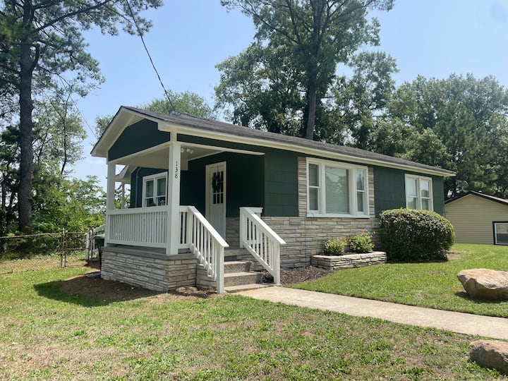 The Eucalyptus Bungalow On Marietta Square - Marietta, GA