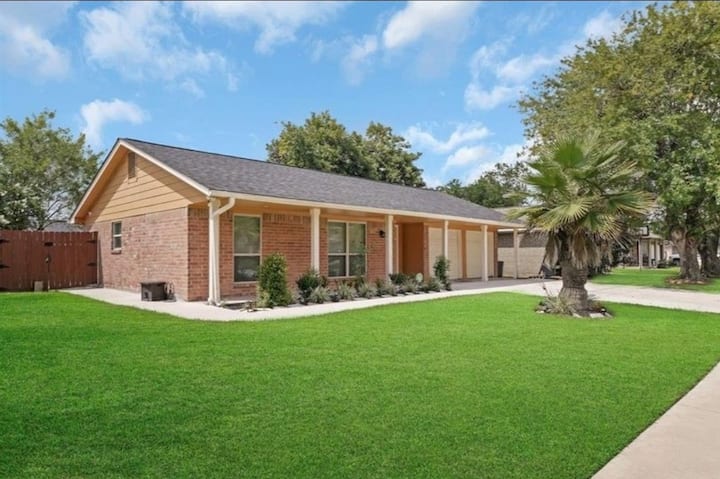 Palm House - Deer Park, TX