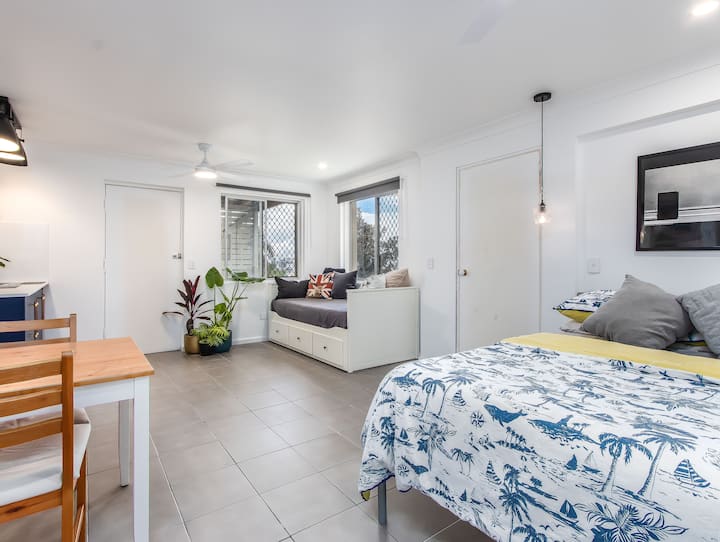 Coastal Comfort. Modern And Cozy - Kingscliff