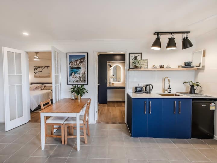 Coastal Comfort. Modern And Cozy - Coolangatta