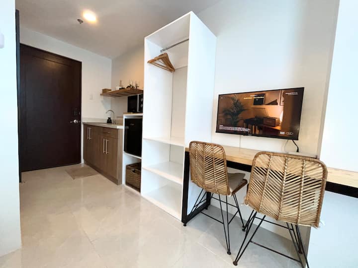 Studio Unit W/ Balcony & Pool - Mivela Cebu - Cebu City