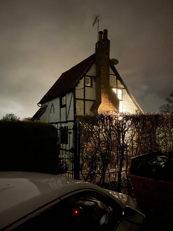Cute Cozy Teapot House - Redhill