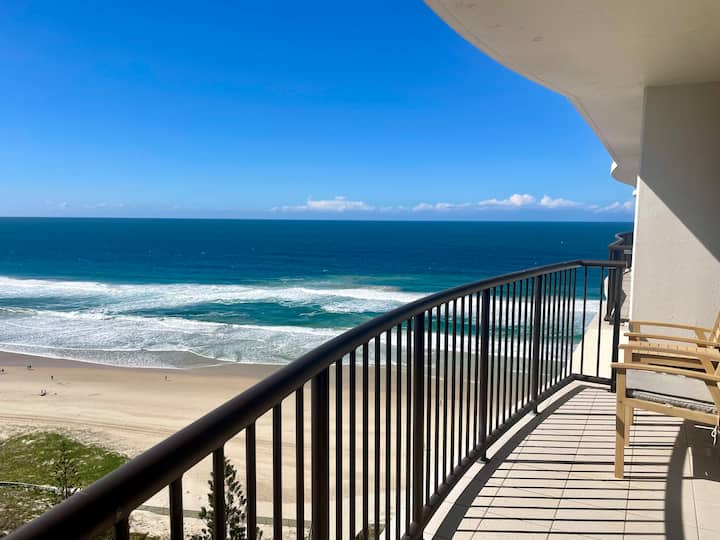 Surfers Aquarius 
 Beachfront 2 Br Spa Apartment - Gold Coast
