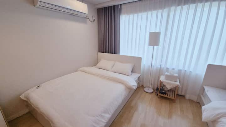 #@ 연트럴파크＃ / 침대2개/ 엘레베이터 / 멋진뷰 / 홍대입구역1번출구 30초거리# - Seoul