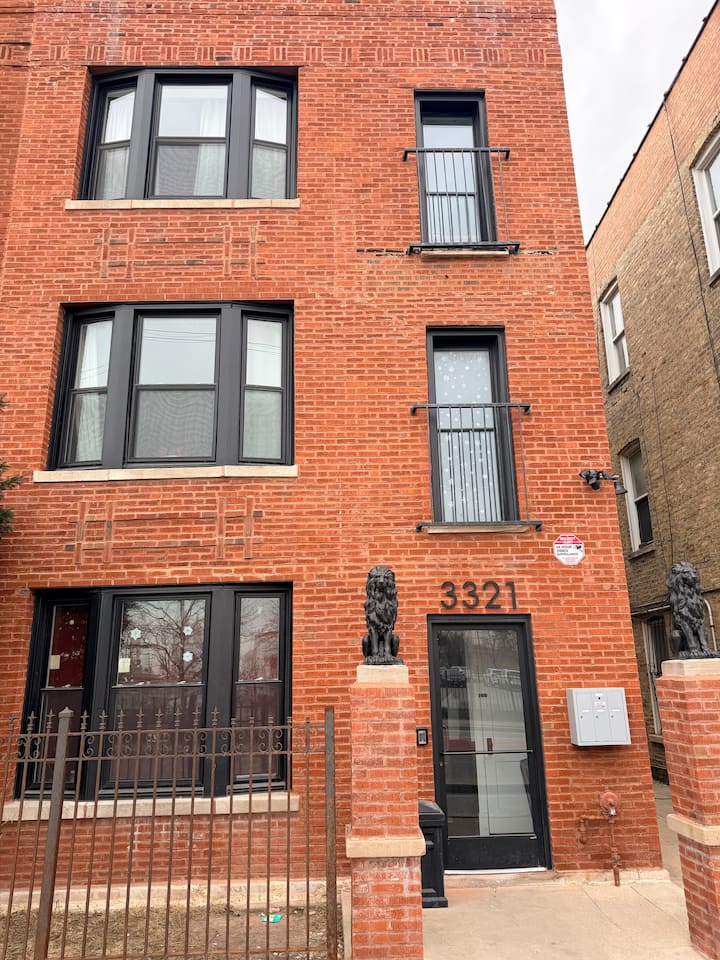 Next To Train Station, Shopping Mall, Free Parking - Chicago, IL