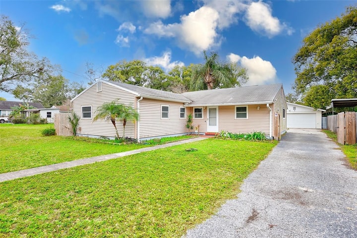 Charming 2x2 In Front Of Park - Tampa, FL