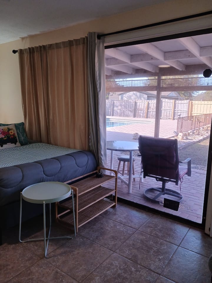 Rustic Poolside Retreat - Ocoee, FL