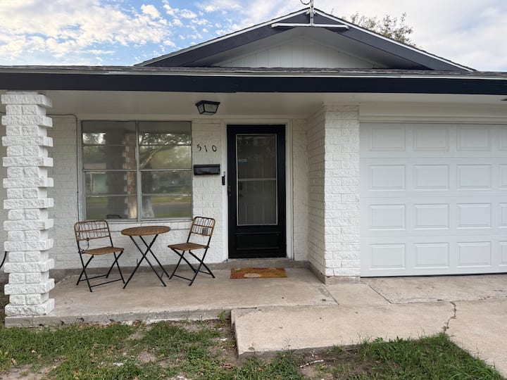 Springer Street Stay-modern And Fully Furnished - Beeville, TX